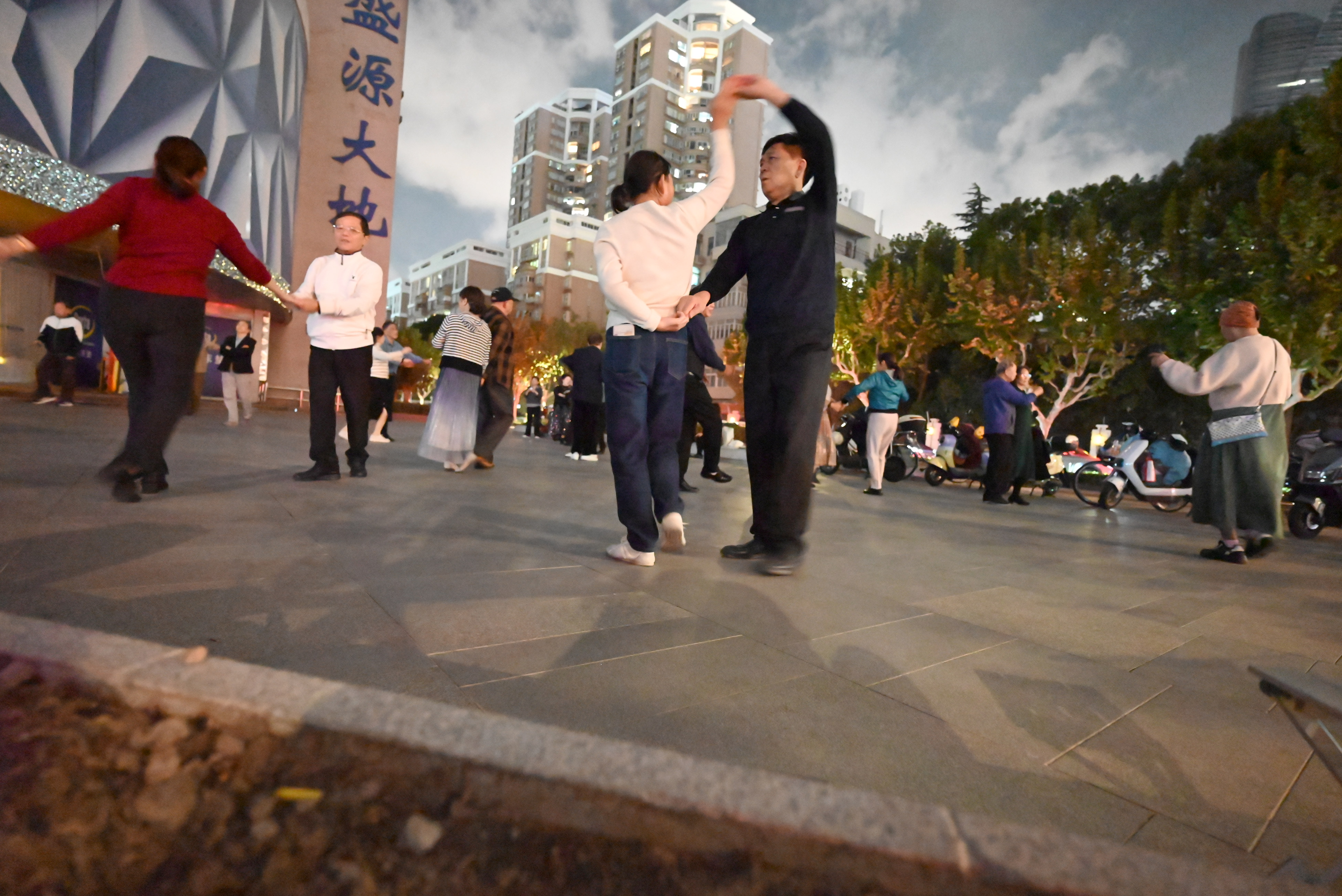 Chinese Square Dancing Wending Road Yuhui District Shanghai China 11-2 ...